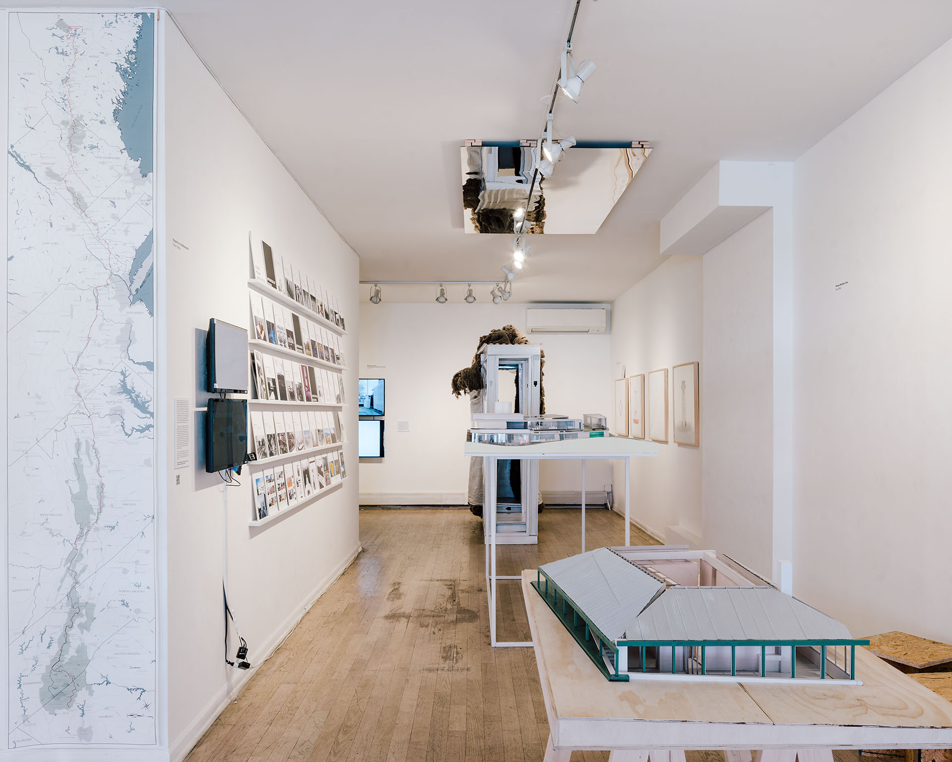 3 Tips To Create a Gorgeous, Low-Budget Pop-Up Gallery