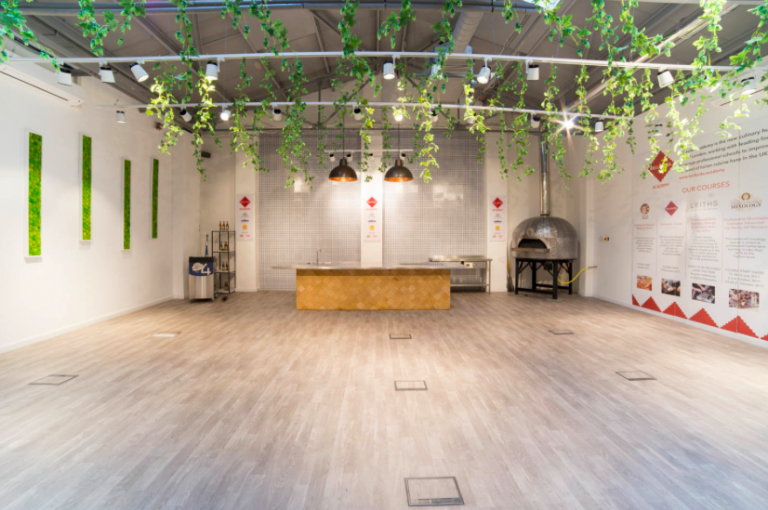 12 Design Ideas for the Ceiling in Your Pop-Up Store